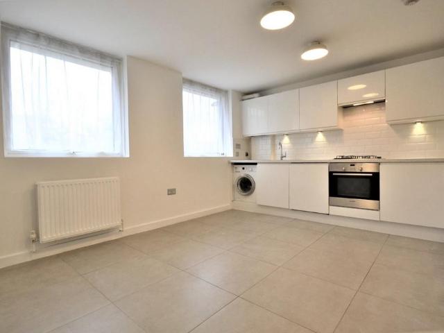 Aldsworth Close, Maida Vale/Little. 3 bed flat to rent £3,033 pcm £700 pw