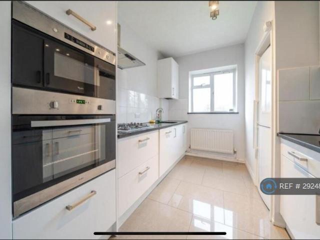 Alexander Court, London, SW18 3 bed flat to rent £3,000 pcm £692 pw