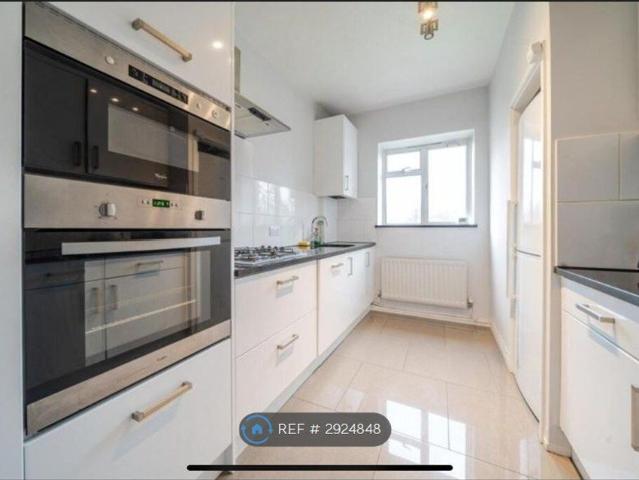 Alexander Court, London SW18, 3 bed flat to rent, £3,200 pcm | PrimeLocation