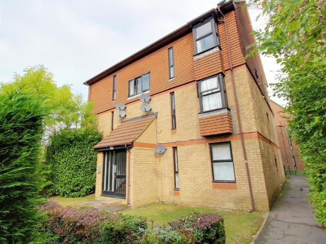 Alexander Close, New Barnet EN4, 1 bed flat to rent, £1,500 pcm | PrimeLocation