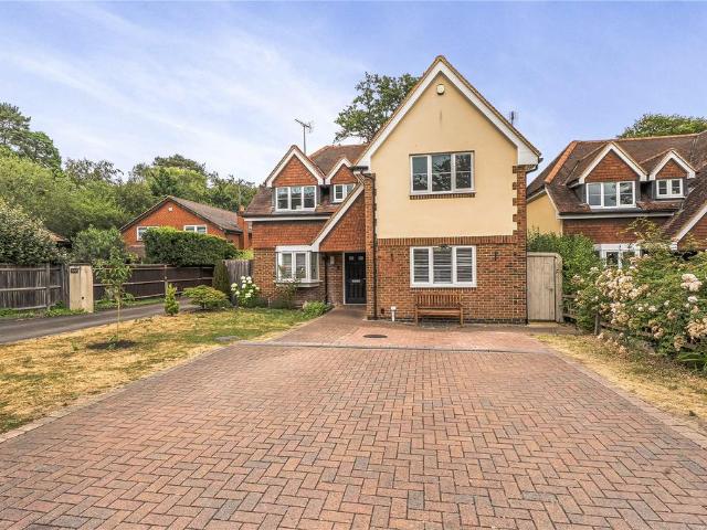 Alexander Close, Wokingham RG40 4 bed detached house to rent £3,690 pcm £852 pw