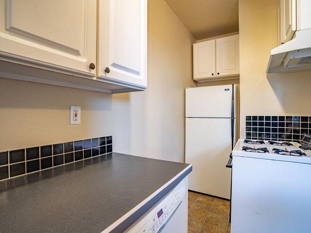 Alexander Apartments 2 Bedroom Apartment for Rent at 1711 Bellevue Ave, Seattle, WA 98122 Broadway