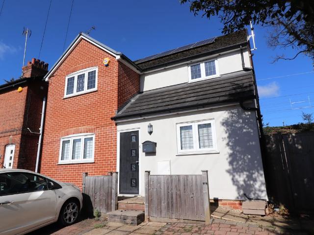 Alexander Lane, Brentwood CM13, 2 bed flat to rent, £1,600 pcm | PrimeLocation