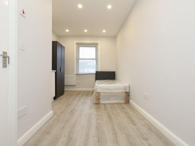 Alexandra Avenue, Southall UB1, Studio to rent, £1,000 pcm | PrimeLocation