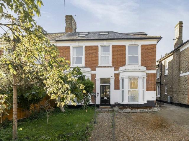 Alexandra Grove, London N12 2 bed flat to rent £2,250 pcm £519 pw