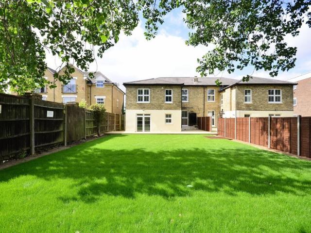 Alexandra Grove, North Finchley. 5 bed semi detached house to rent £7,497 pcm £1,730 pw