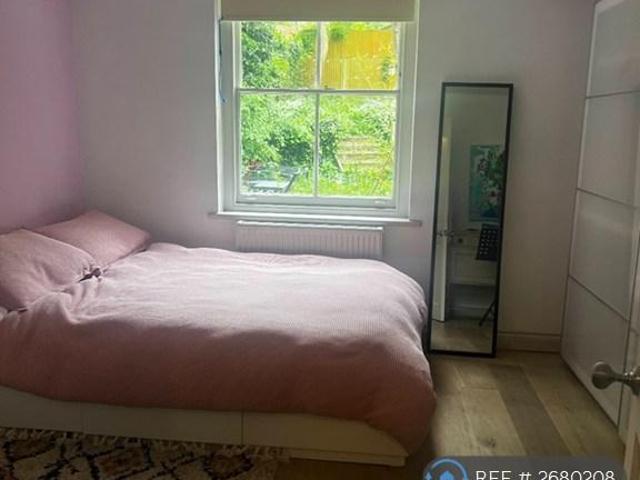 Alexandra Drive, London, SE19 1 bed in a flat share to rent £1,050 pcm £242 pw