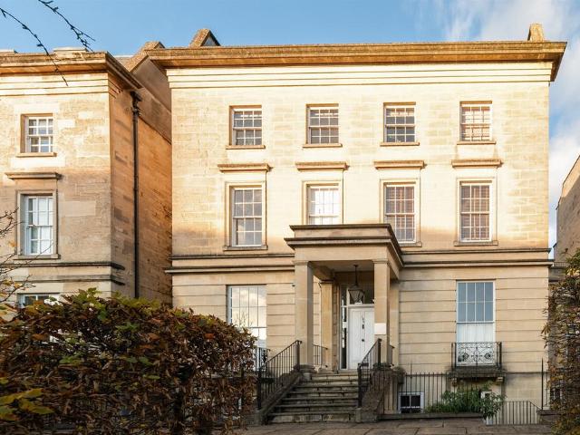 Alexandra House, Kings Road, Reading. 2 bed apartment to rent £1,450 pcm £335 pw