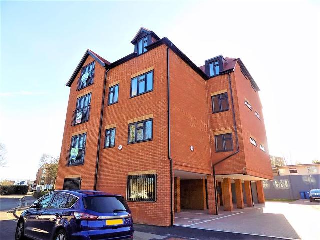 Alexandra Road, Aldershot GU11, 2 bed flat to rent, £1,250 pcm | PrimeLocation