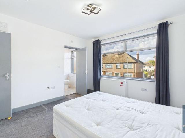 Alexandra Road, Chedwell Heath RM6, 1 bed flat to rent, £1,400 pcm | PrimeLocation
