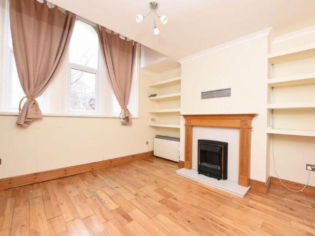 Alexandra Road, Farnborough, GU14 1 bed flat to rent £1,050 pcm £242 pw