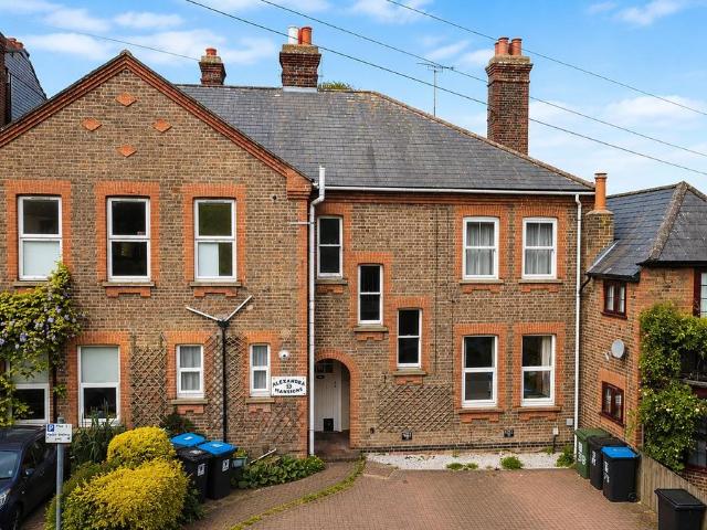 Alexandra Road, Hemel Hempstead HP2, 2 bed flat to rent, £1,500 pcm | PrimeLocation