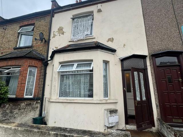 Alexandra Road, Hounslow 4 bed terraced house to rent £2,950 pcm £681 pw