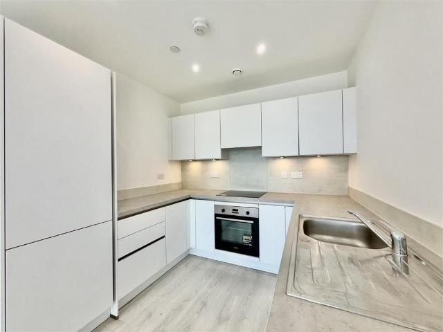 Alexandra Road, Hounslow TW3 2 bed apartment to rent £1,900 pcm £438 pw