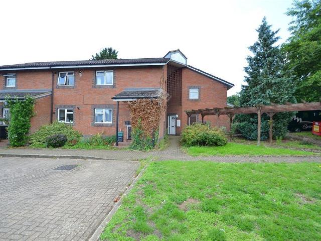 Alexandra Road, Kings Langley, WD4 1 bed maisonette to rent £1,295 pcm £299 pw