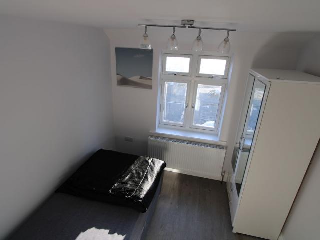 Alexandra Road, Mitcham CR4, Room to rent, £800 pcm | PrimeLocation