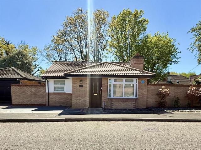 Alexandra Road, Rayleigh 2 bed detached bungalow to rent £1,900 pcm £438 pw