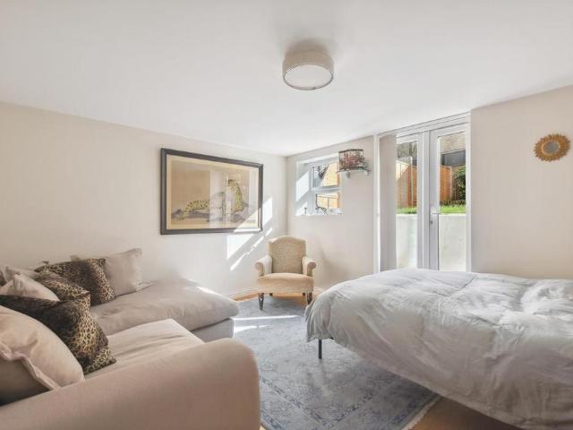 Alexandra Road, St. John’s Wood. Studio to rent £1,895 pcm £437 pw
