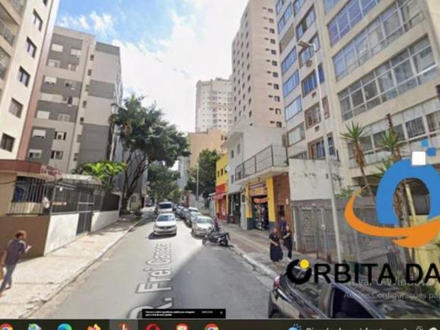 Além de contar com dois elevadores no prédio, incluindo um elevador social e um de serviço, o aparta