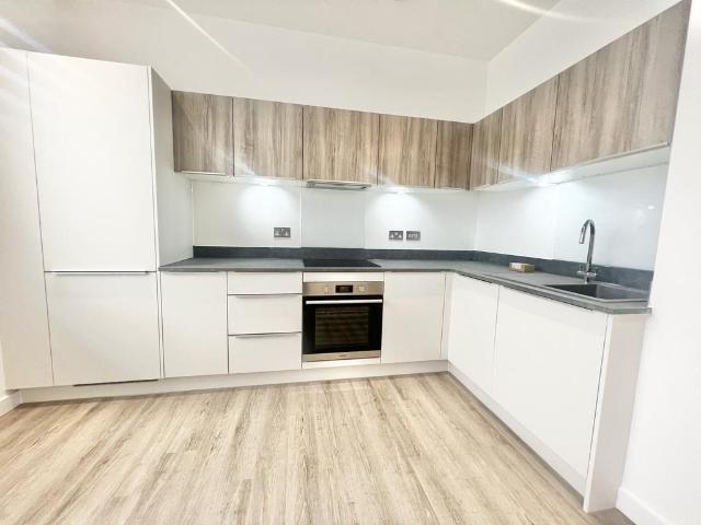 Alencon Link, Basingstoke, RG21 2 bed apartment to rent £1,420 pcm £328 pw