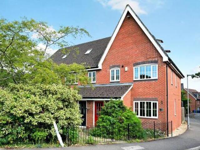 Alford Close, Sandhurst, 4 Bedroom End