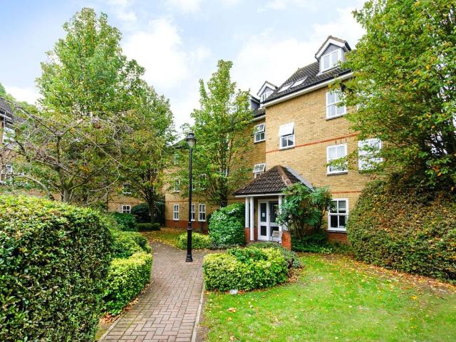 Alfred Close, Chiswick, London W4, 2 bed flat to rent, £2,200 pcm | PrimeLocation