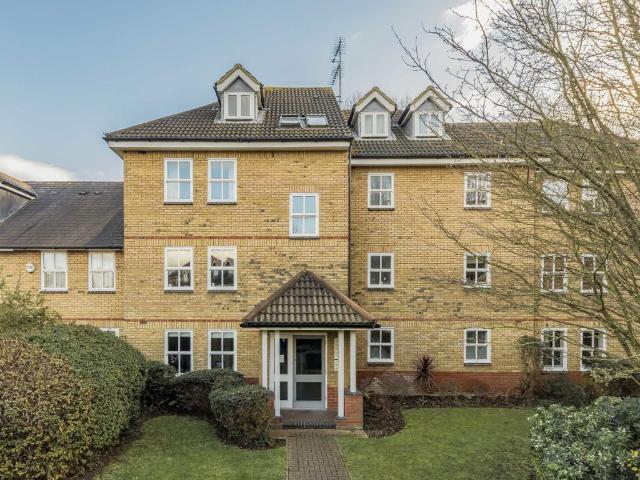 Alfred Close, Chiswick W4, 2 bed flat to rent, £2,200 pcm | PrimeLocation
