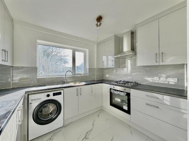 Alfred Road, Feltham TW13 2 bed apartment to rent £1,650 pcm £381 pw