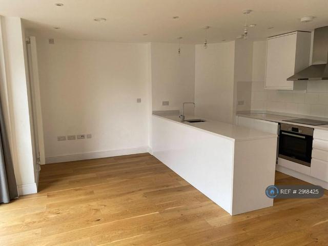 Alfred Road, London, W3 2 bed flat to rent £2,150 pcm £496 pw