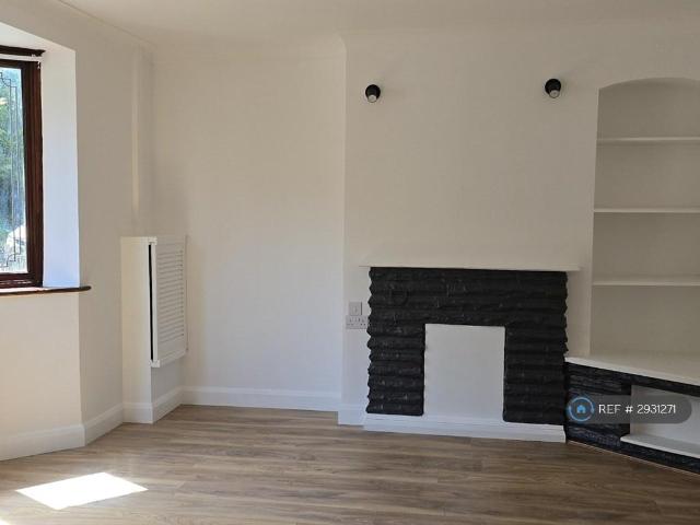Alfreds Gardens, Barking, IG11 3 bed terraced house to rent £2,250 pcm £519 pw