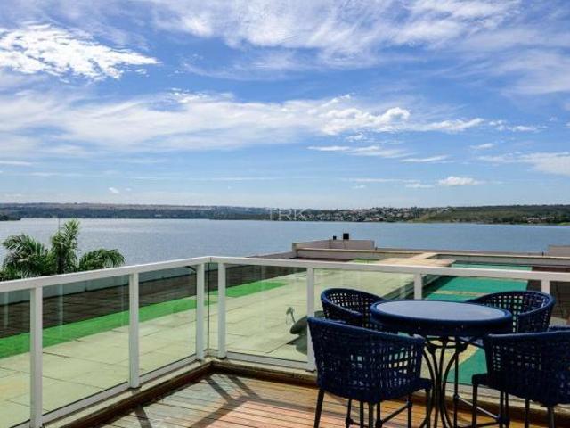 Algumas vistas fazem o apartamento parecer maior que ele é. Esta faz a vida parecer melhor