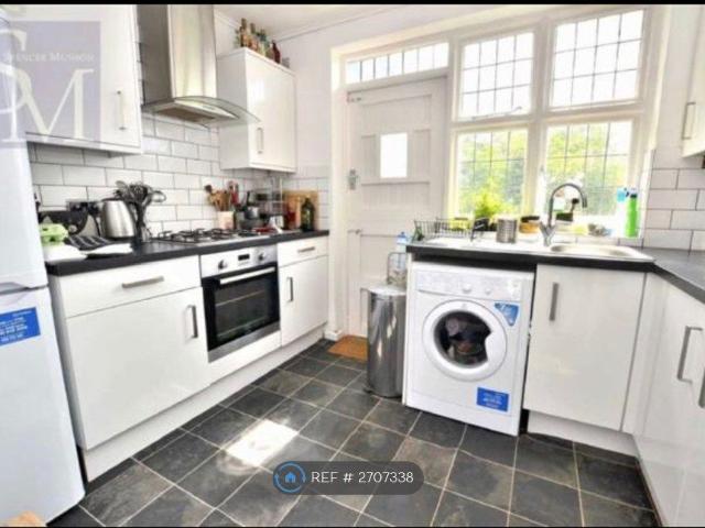 Algers Close, Loughton IG10, 2 bed flat to rent, £1,675 pcm | PrimeLocation