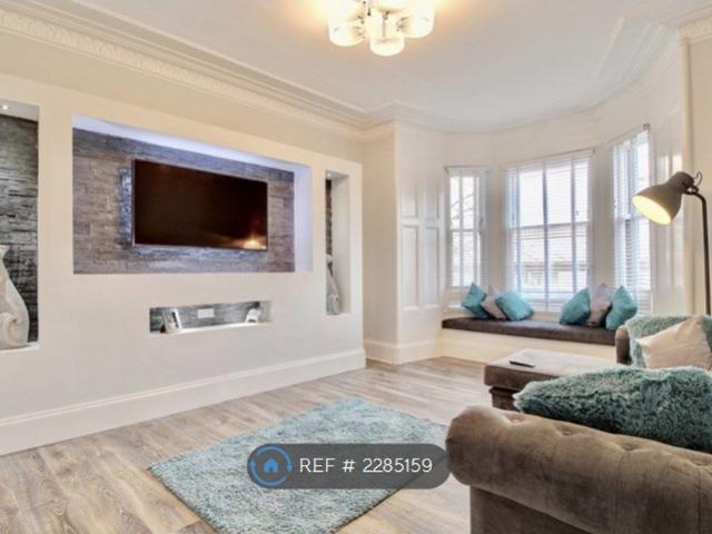 Alice Street, Paisley PA2, 2 bed flat to rent, £980 pcm | PrimeLocation