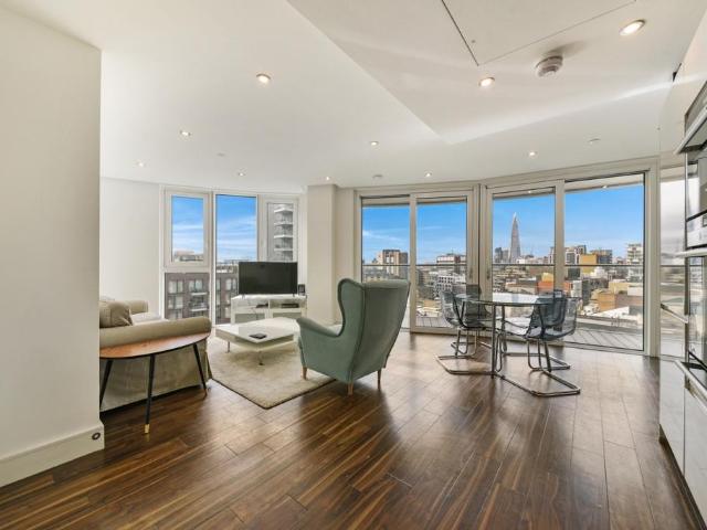Alie Street, Aldgate, London, E1 3 bed flat to rent £5,000 pcm £1,154 pw