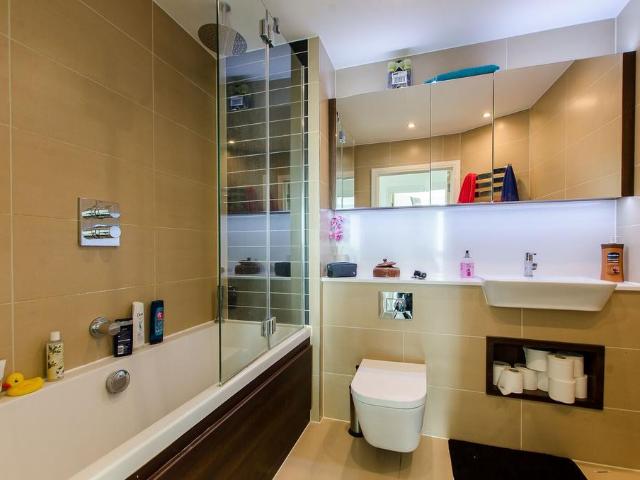 Alie Street, Aldgate, London, E1 3 bed flat to rent £5,200 pcm £1,200 pw