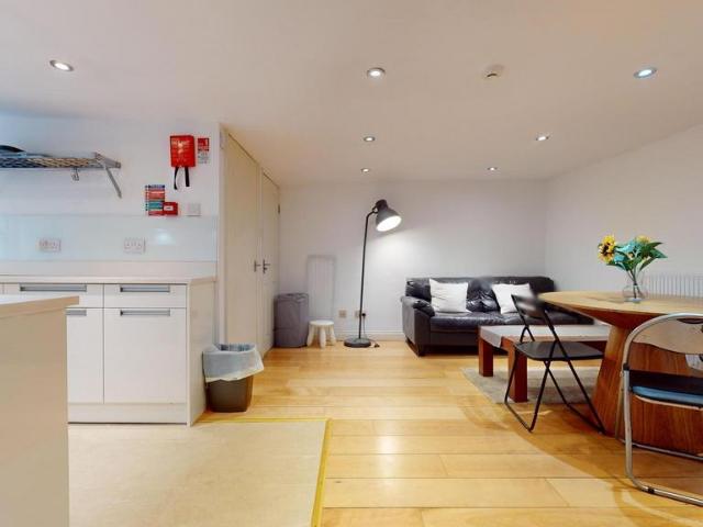 Alie Street, London E1 1 bed flat to rent £2,105 pcm £486 pw