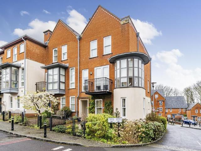 Alison Way Winchester SO22 4 bed end of terrace house to rent £3,250 pcm £750 pw