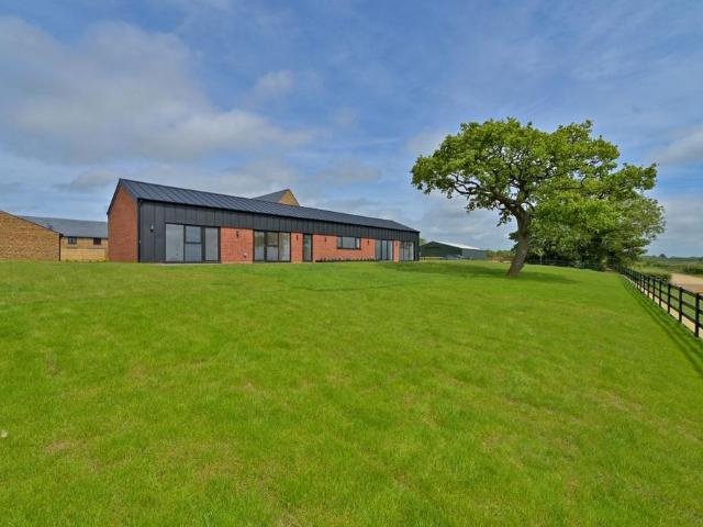 Alkerton OX15 3 bed barn to rent £4,500 pcm £1,038 pw