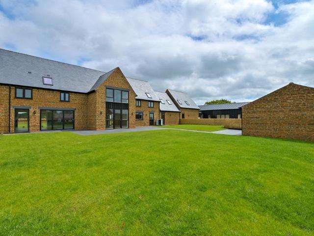 Alkerton, OX15 5 bed house to rent £5,500 pcm £1,269 pw