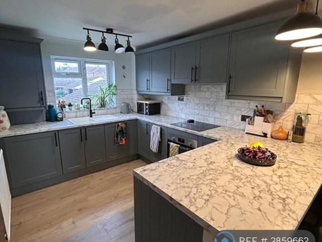 Allum Grove, Tadworth, KT20 2 bed flat to rent £1,550 pcm £358 pw