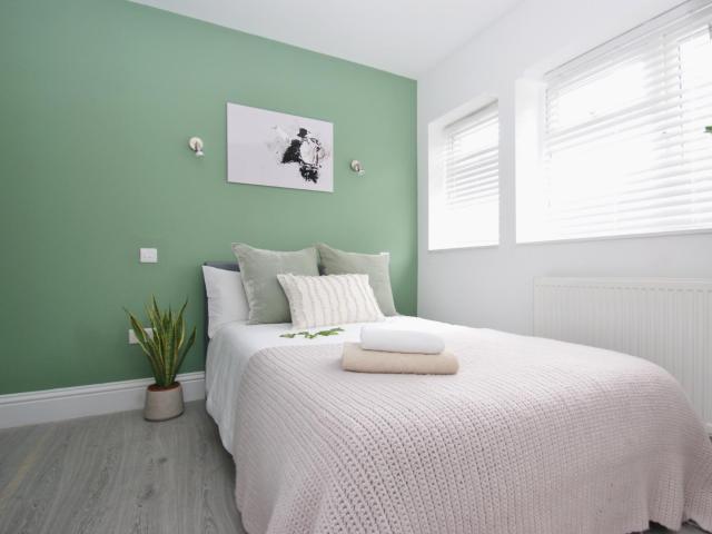 Alluring double ensuite bedroom in East Acton Has a Room