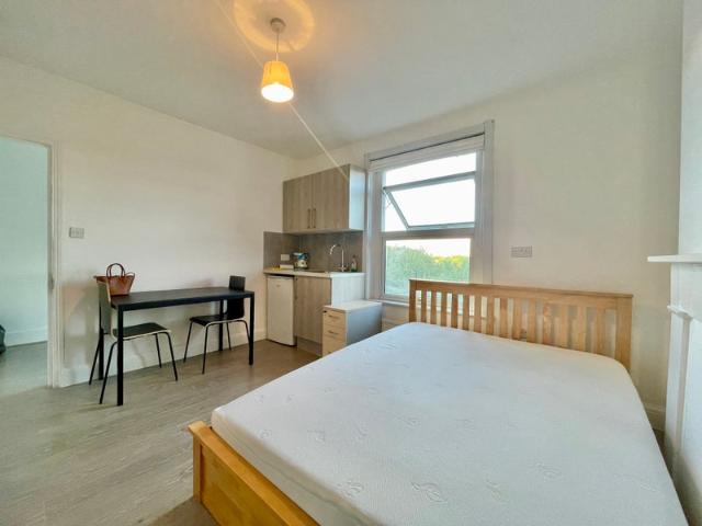 All bill included, Studio Flat in Finchley central