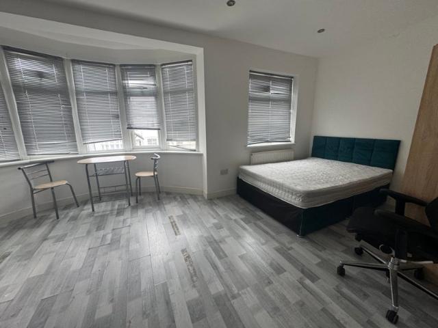 All Bills/WiFi Included Close to Central Line