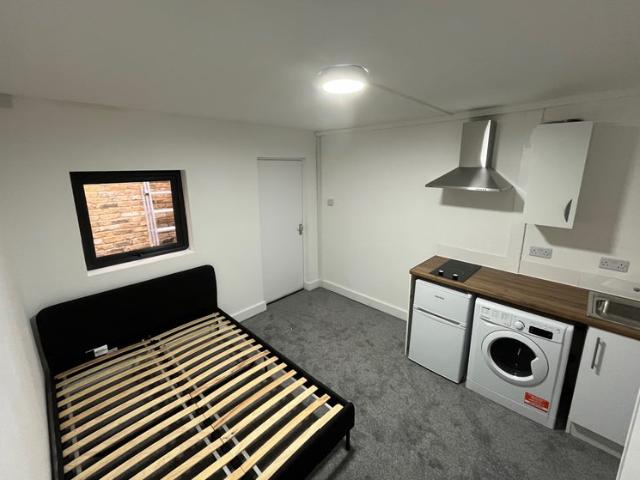 All BIlls Inc Studio Flat in Dalston E8