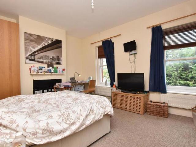 ALL BILLS INCLUDED* Ocean present this large double bedroom with en suite on Raleigh Road situated in a shared house, offered furnished with access to a large garden. Virtual Viewings are available