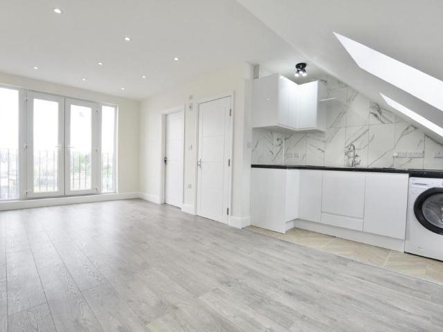 ALL BILLS INCLUDED Meads Lane. Studio to rent £1,150 pcm £265 pw