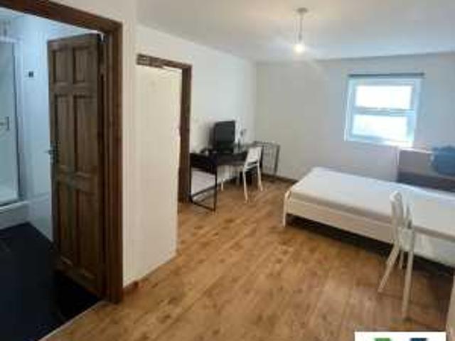 ALL BILLS STUDIO FLAT TO RENT IN HOE STREET, WALTHAMSTOW E17 ~ GARDEN
