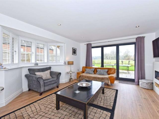 All inclusive short let. A modern cottage with rural views near charming pub, for short lets between one and four weeks