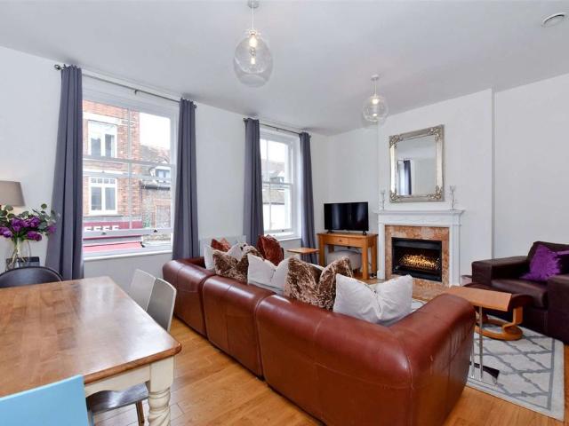 All inclusive short let. Beautifully designed duplex apartment in centre of Henley for short lets, from one week. All bills included