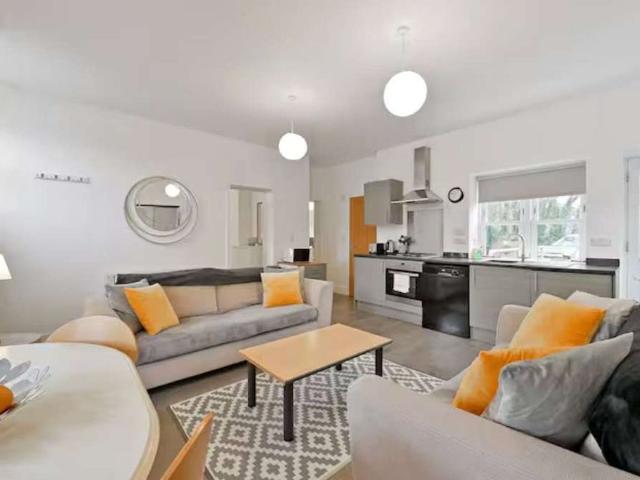 All inclusive short let. Lovely apartment close to amenities with all bills included